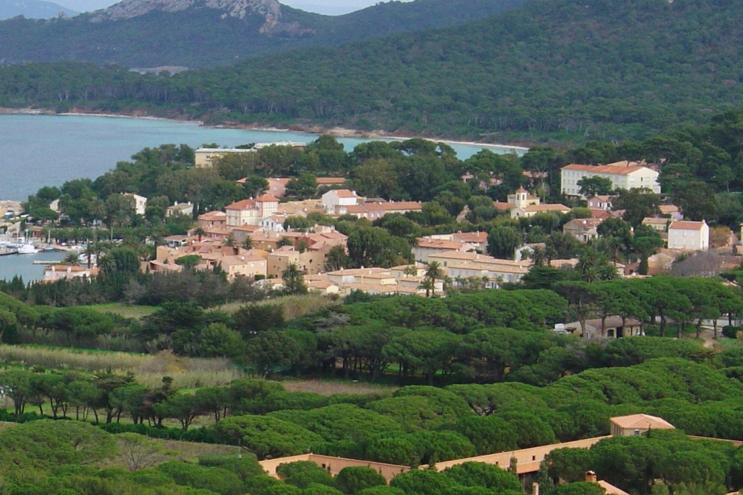 Promenade autour du village de Porquerolles | Parc national de Port ...